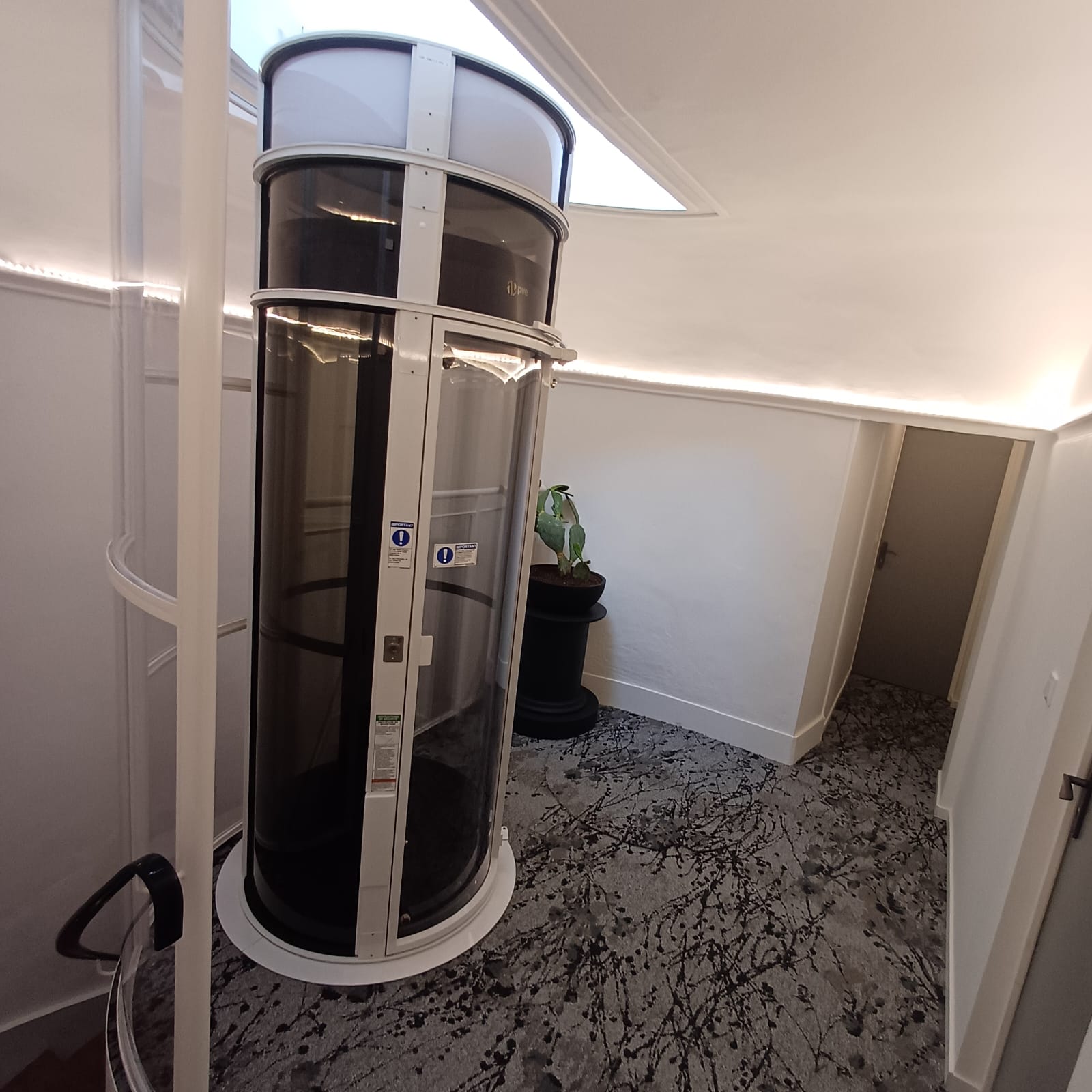 Ascenseur petit espace : solutions compactes pour maison | AMEO